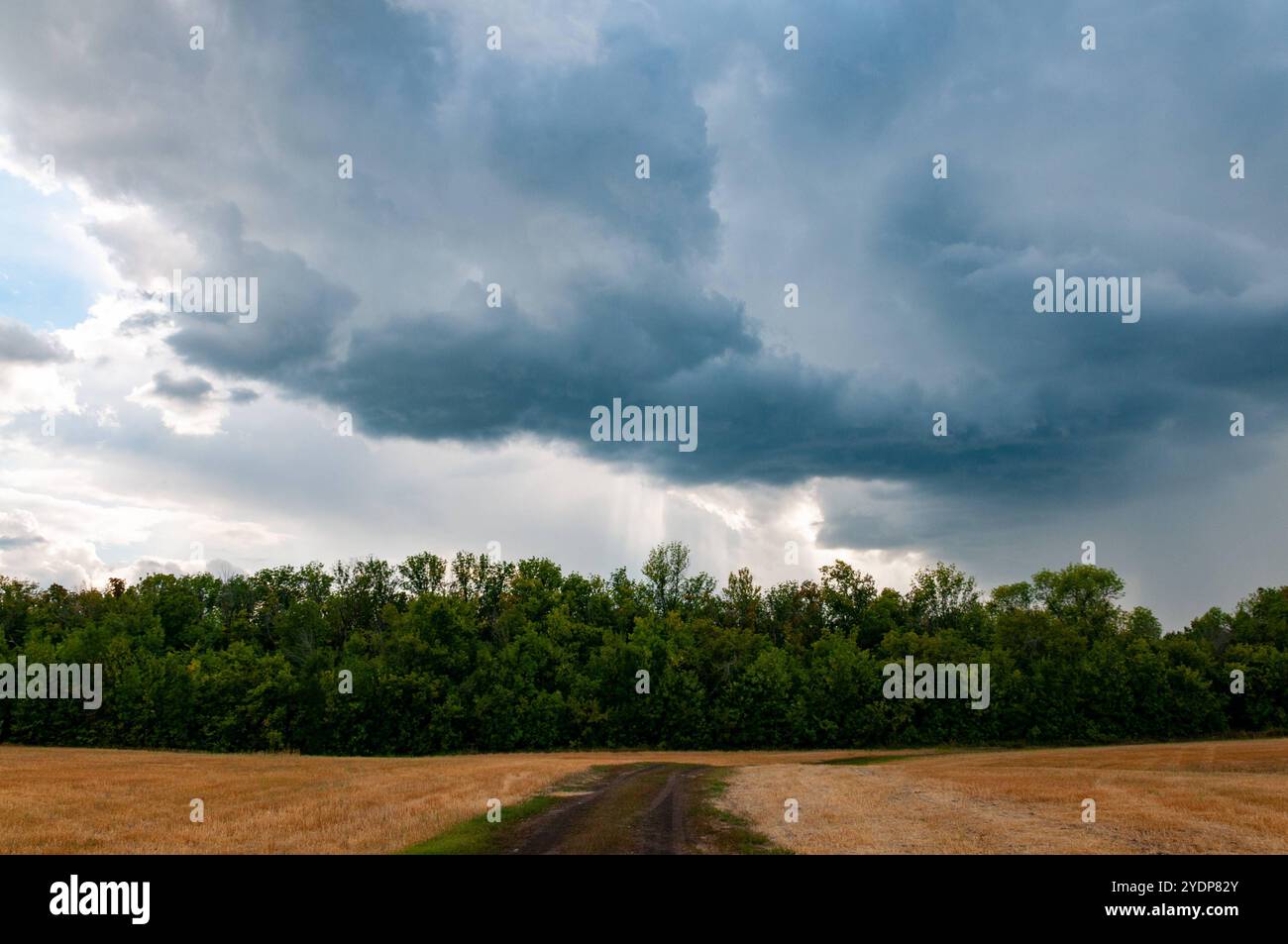 Views of the city of Samara, Russia Thundercloud over the Volga River ...