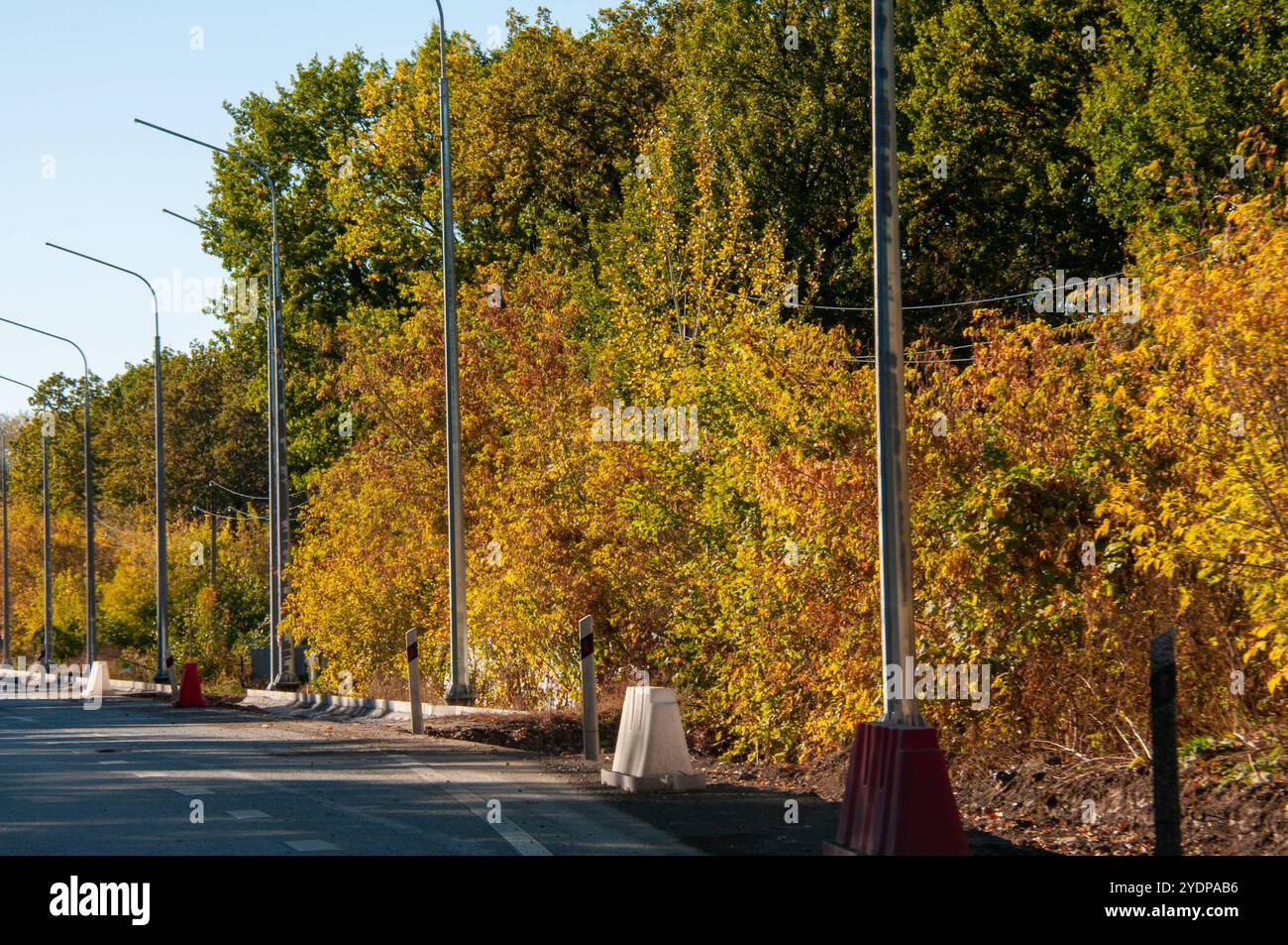 Roter bordstein hi-res stock photography and images - Alamy