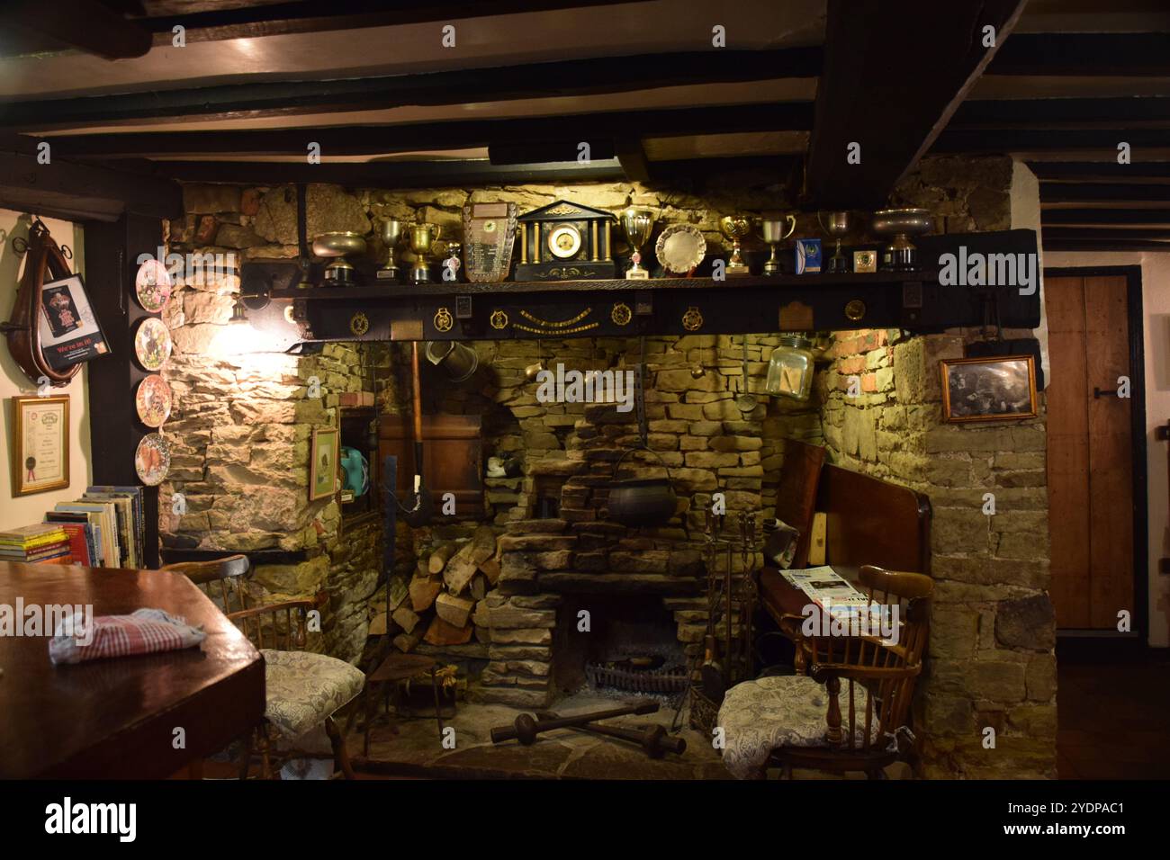 Pub village interior hi-res stock photography and images - Alamy