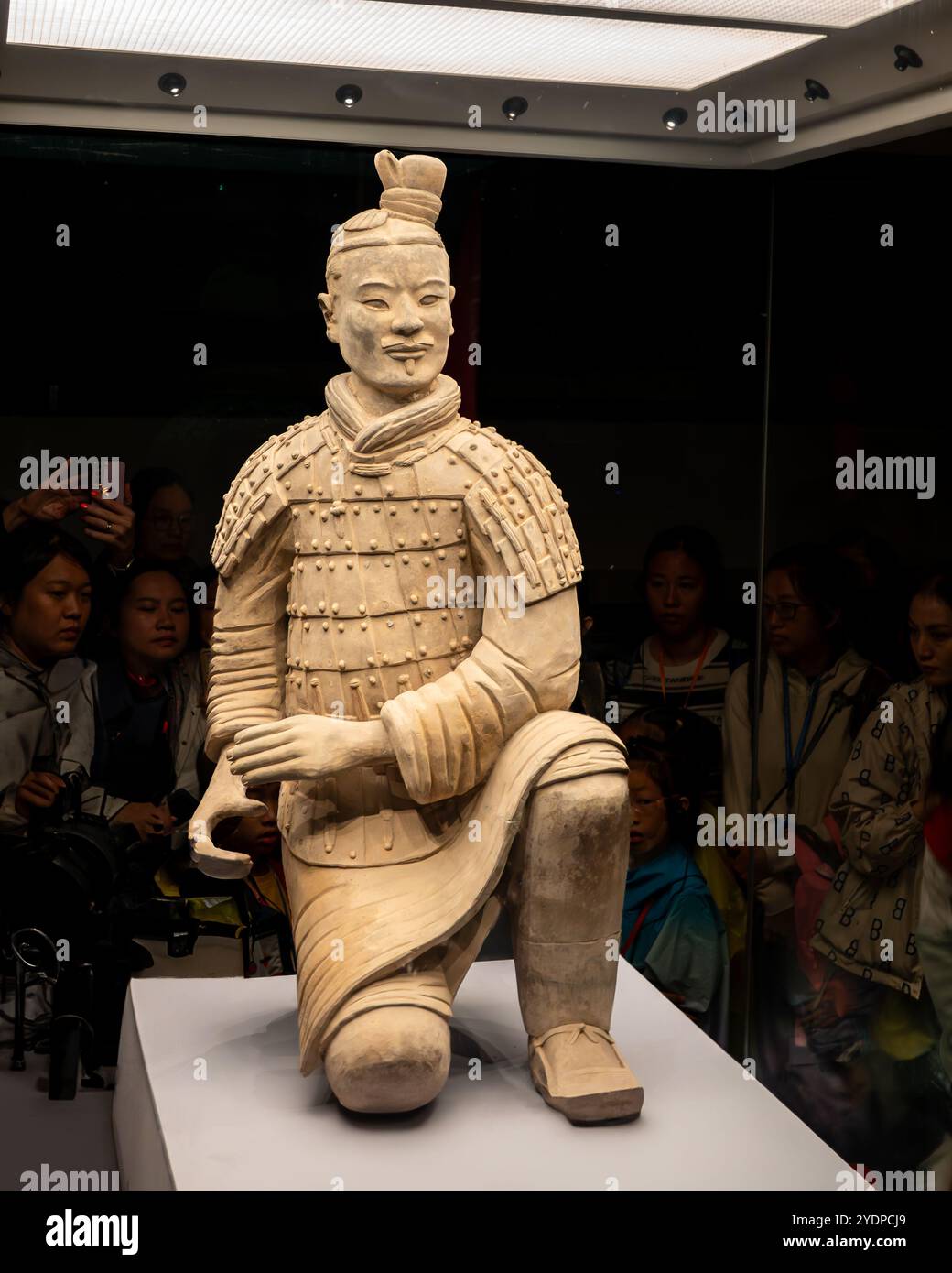 Kneeling archer terracotta hi-res stock photography and images - Alamy