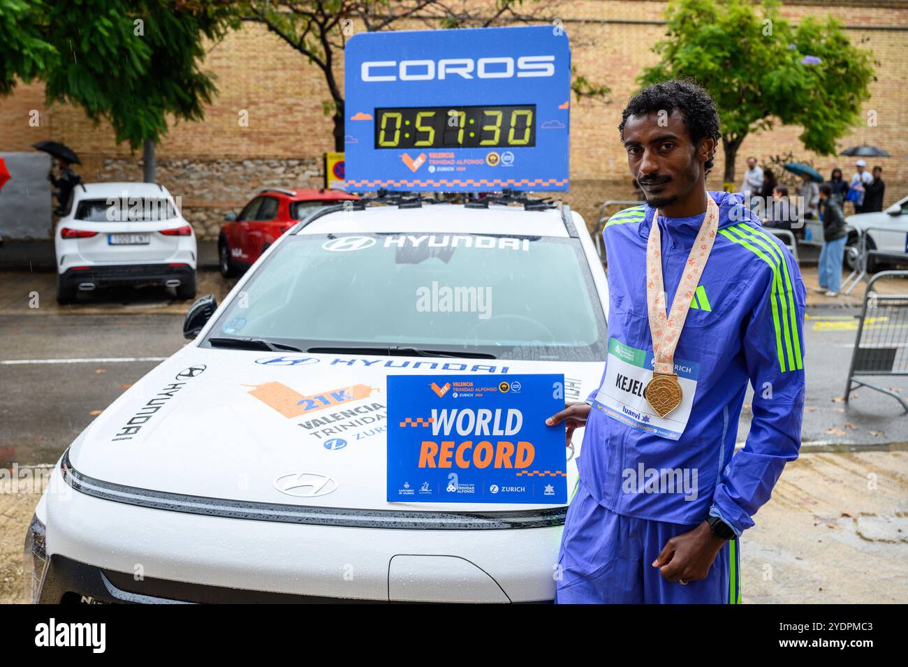 Ethiopian runner Yomif Kejelcha posing with the winner's medal and the ...