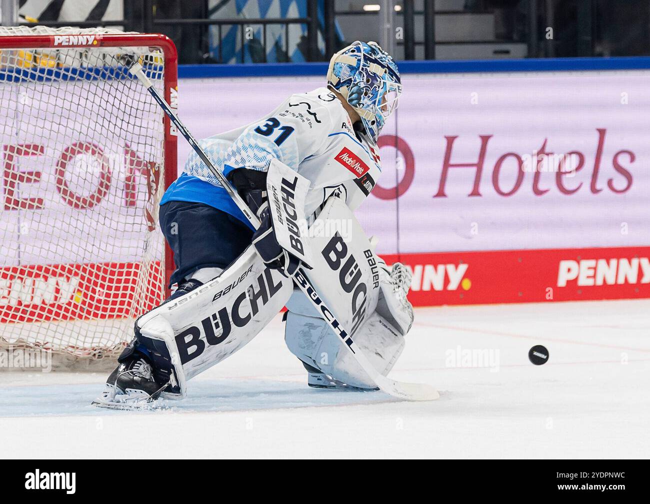 Devin Williams (Torwart, ERC Ingolstadt Panther, #31) erwartet den Puck ...