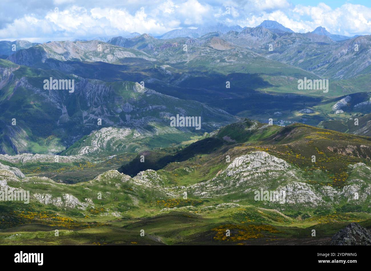 Cantabrian Mountains range (Alto Sil, León) in Northwestern Spain Stock ...