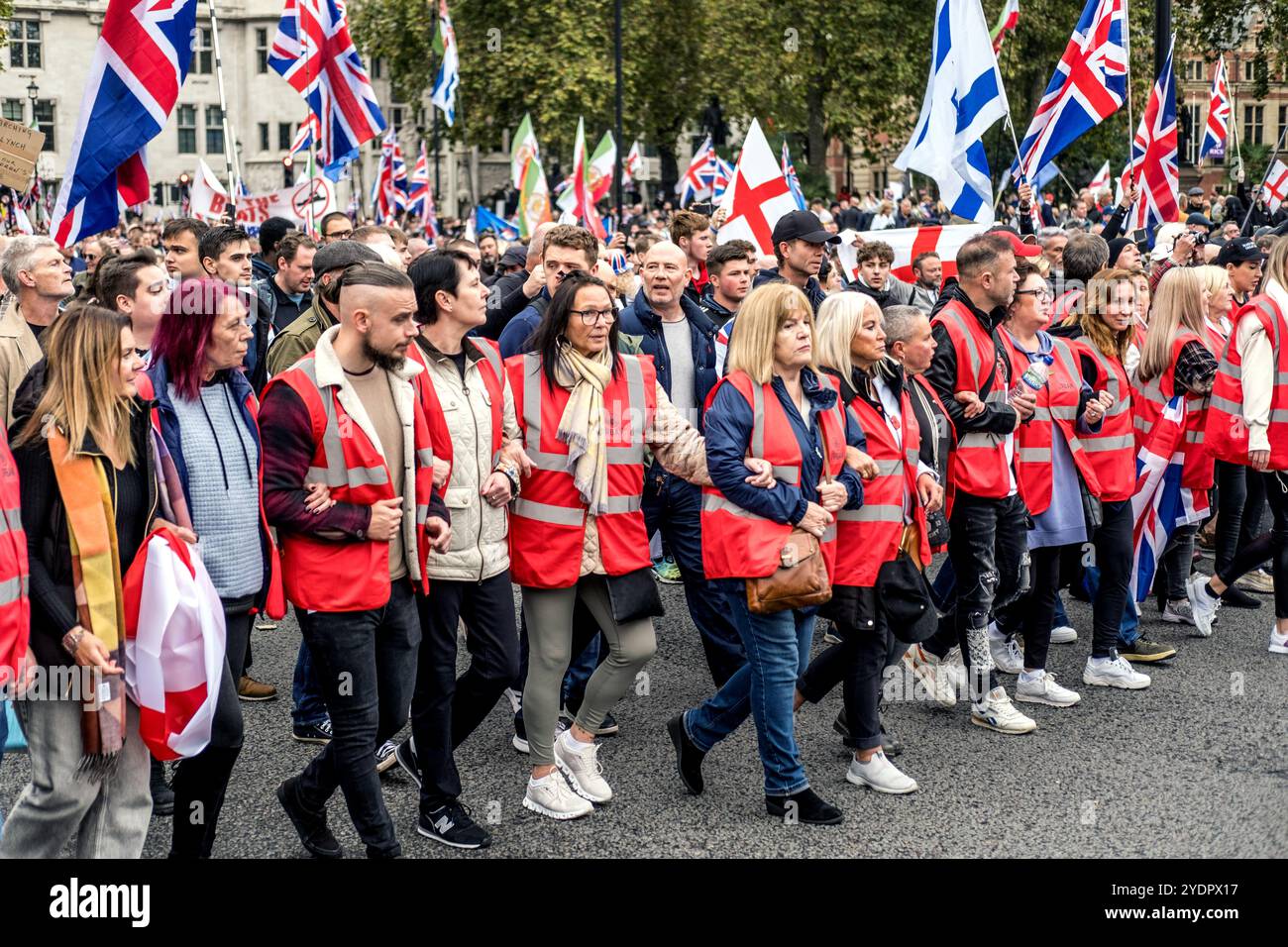 English protesters with linked arms march towards British parliament ...