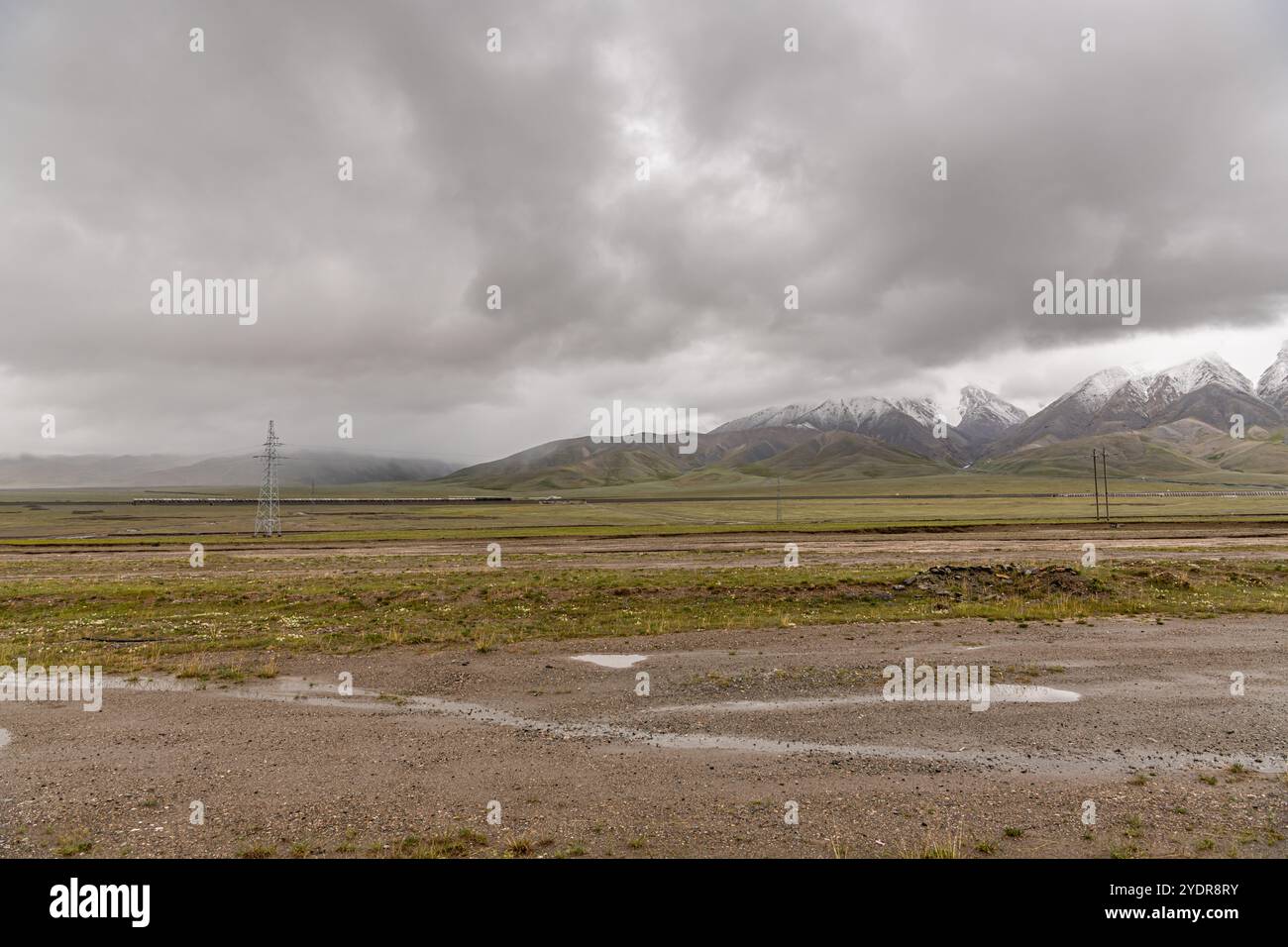 Trains on the Qinghai-Tibet Railway line under the Kunlun Yuzhufeng ...