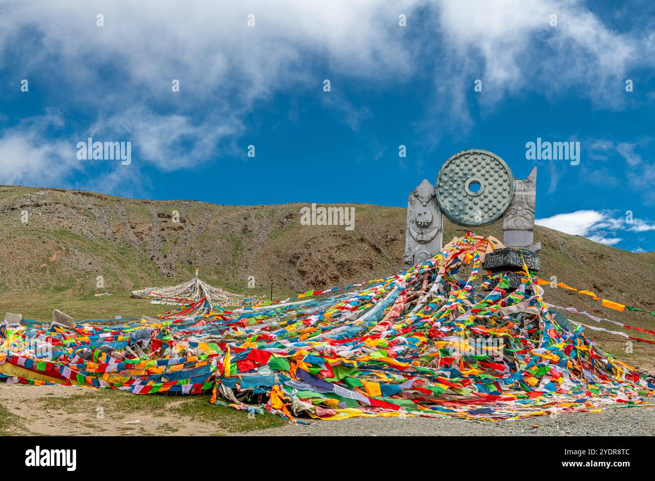 The monument of Hoh Xil and Tibetan praying flags in Qinghai-Tibet ...