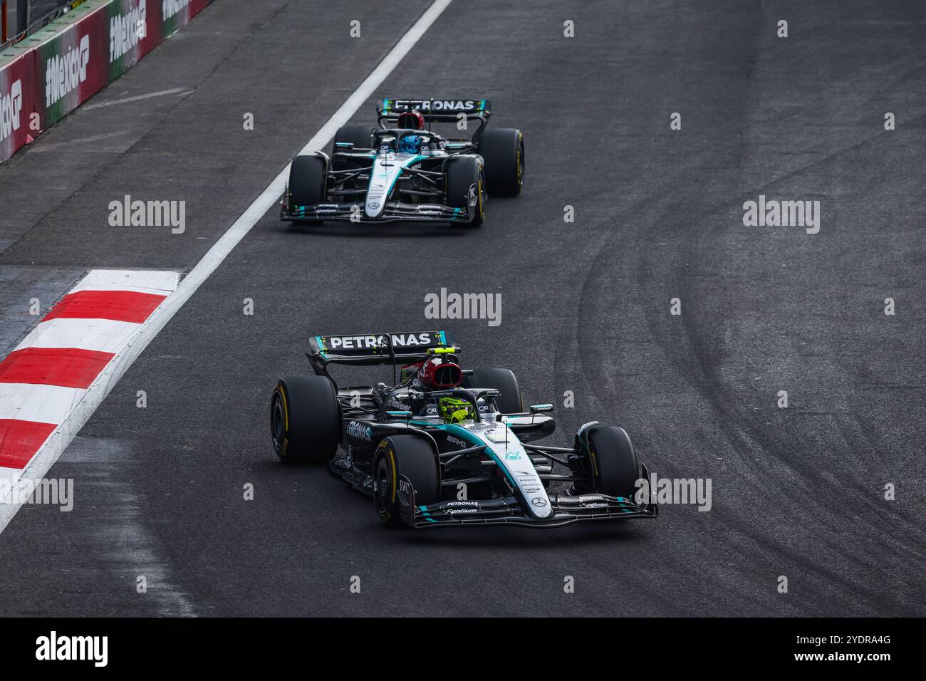44 HAMILTON Lewis (gbr), Mercedes AMG F1 Team W15, 63 RUSSELL George ...