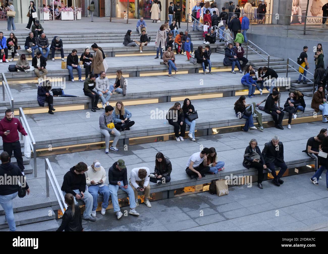Good weather and mild temperatures, many people and tourists crowd the ...