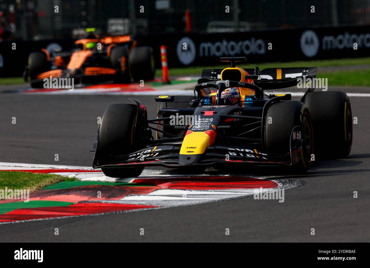 01 VERSTAPPEN Max (nld), Red Bull Racing RB20, action and 04 NORRIS Lando (gbr), McLaren F1 Team ...