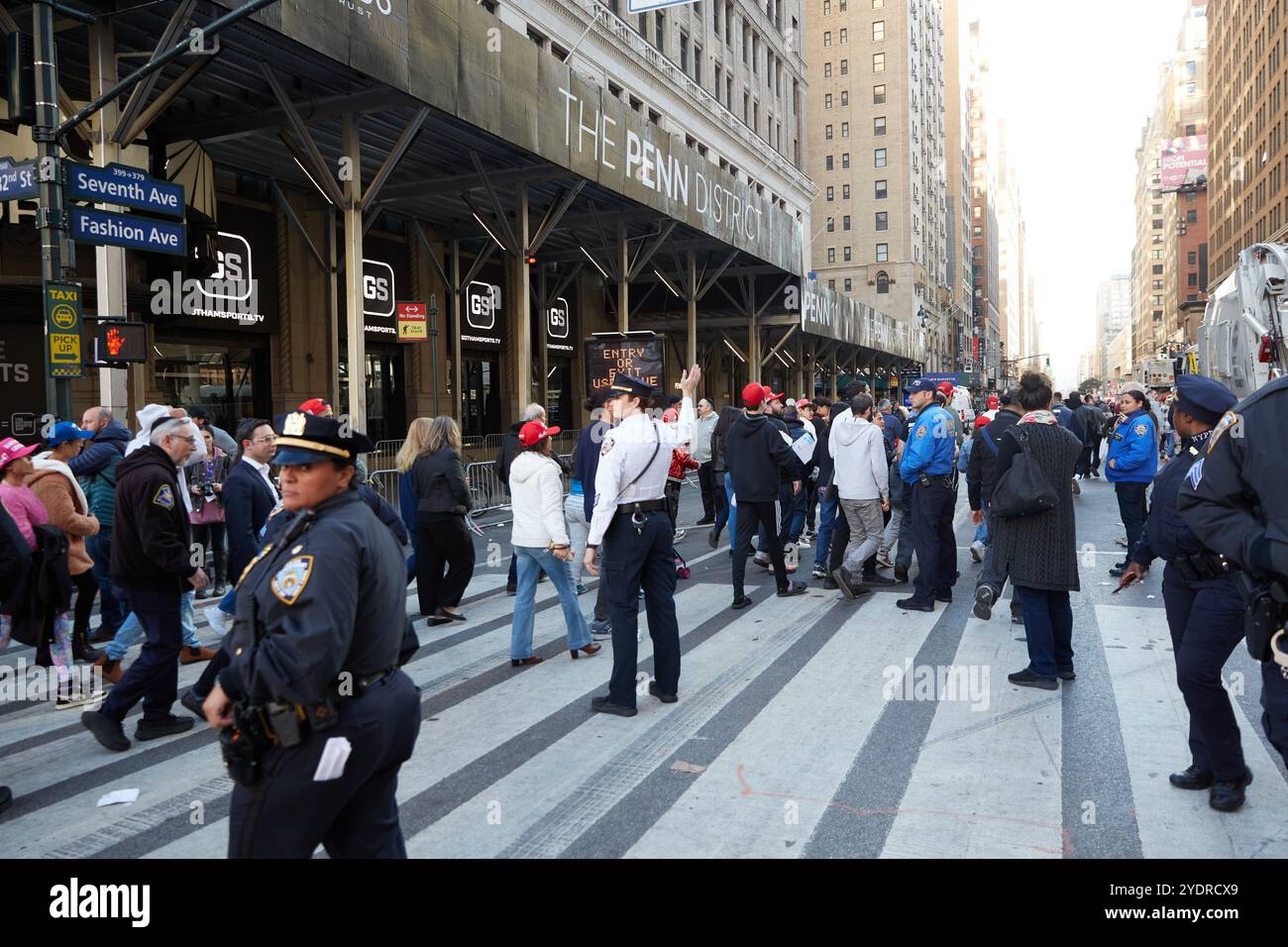 Trump rally crowd listening hi-res stock photography and images - Alamy