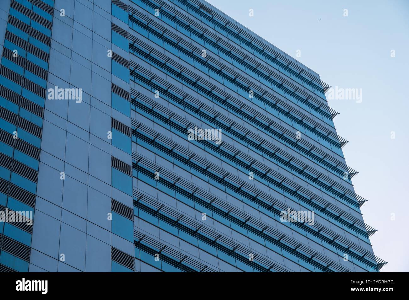 Urban modern office block building hi-res stock photography and images ...