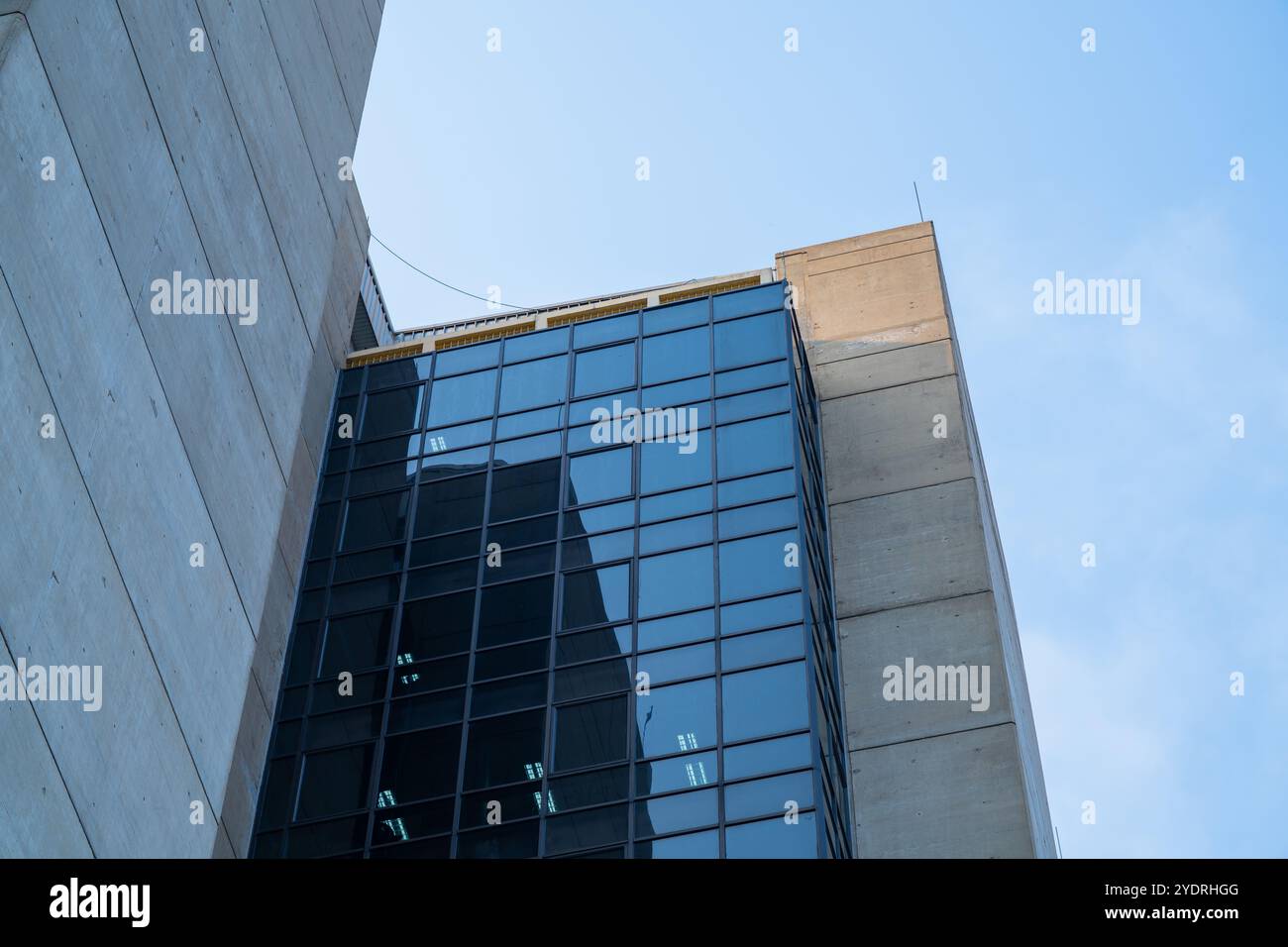 Urban modern office block building hi-res stock photography and images ...