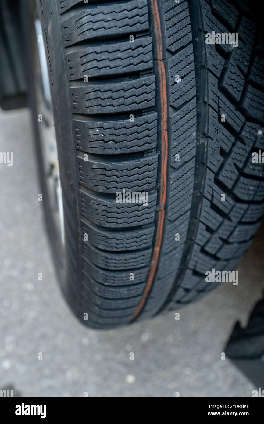 car vehicle tire showing full tread pattern Stock Photo - Alamy