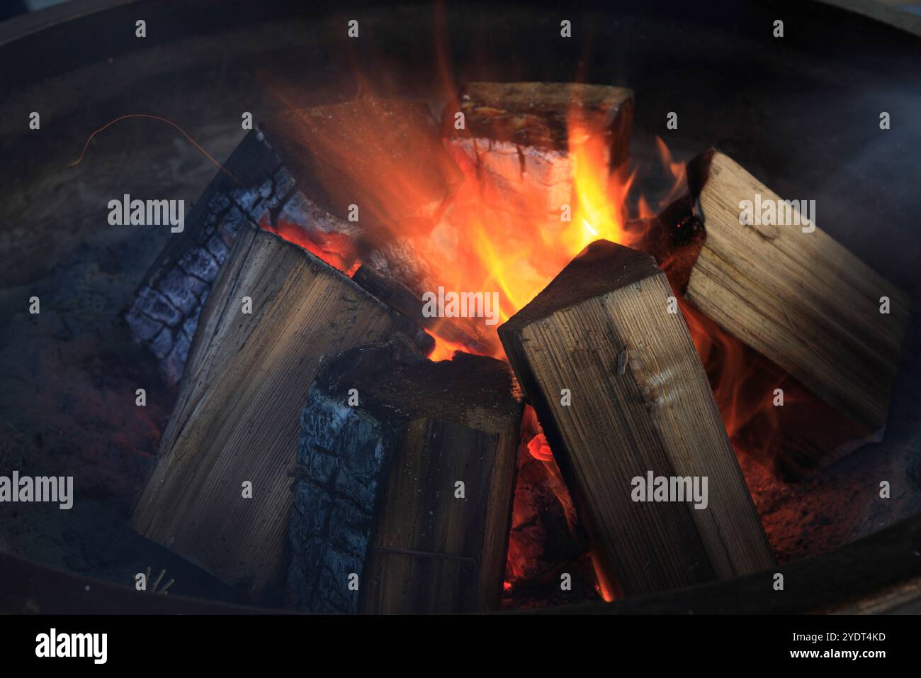 Fire wood texture hi-res stock photography and images - Alamy