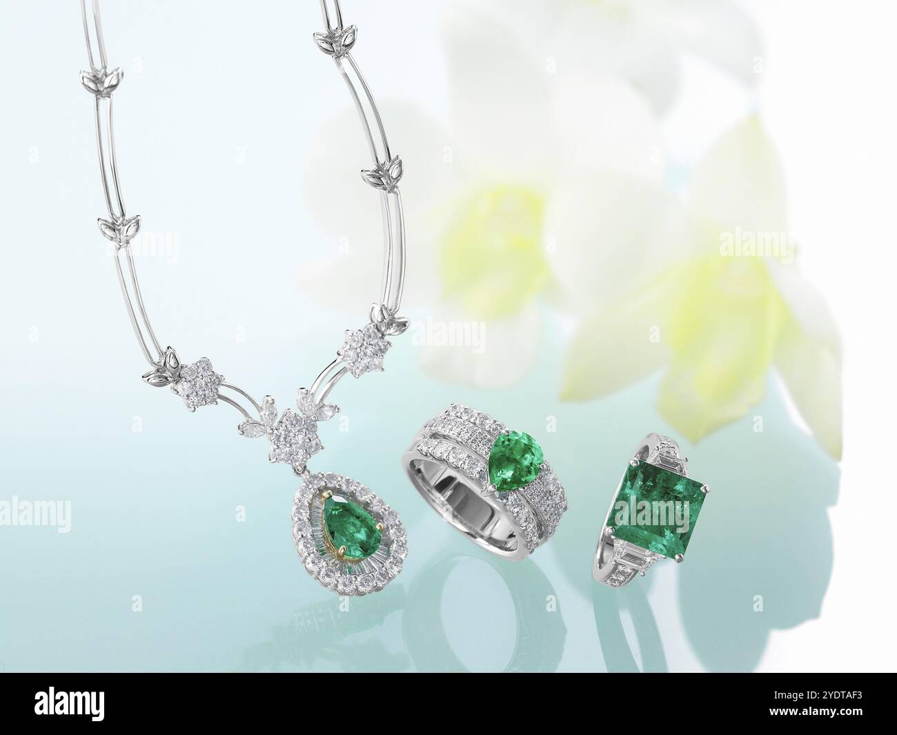 Emerald ring hi-res stock photography and images - Alamy