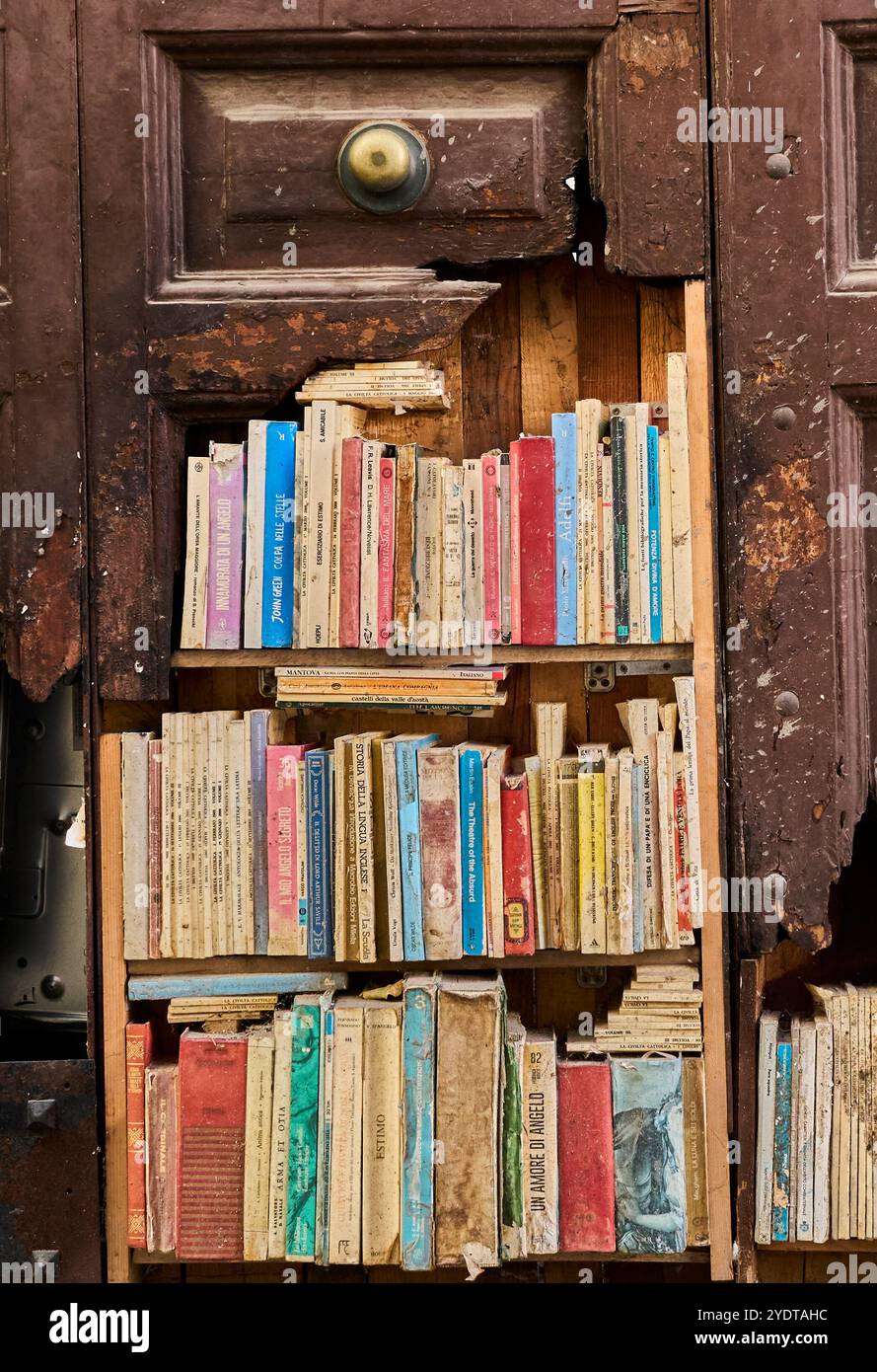 Unconventional bookshelf hi-res stock photography and images - Alamy