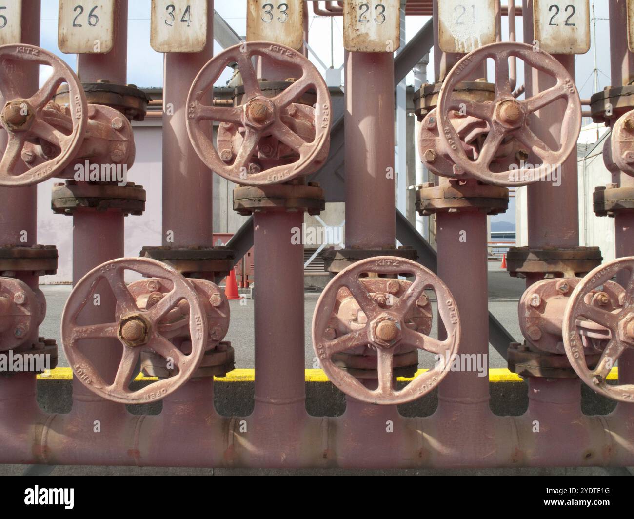 Pipeline valve hi-res stock photography and images - Alamy