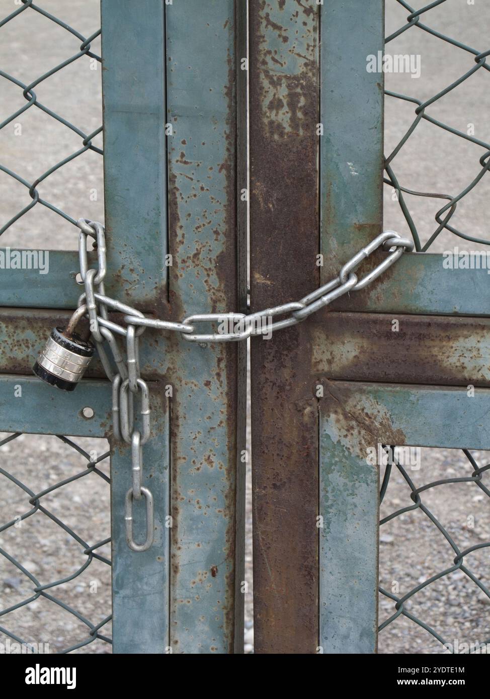 Chain and key on wire mesh door Stock Photo - Alamy