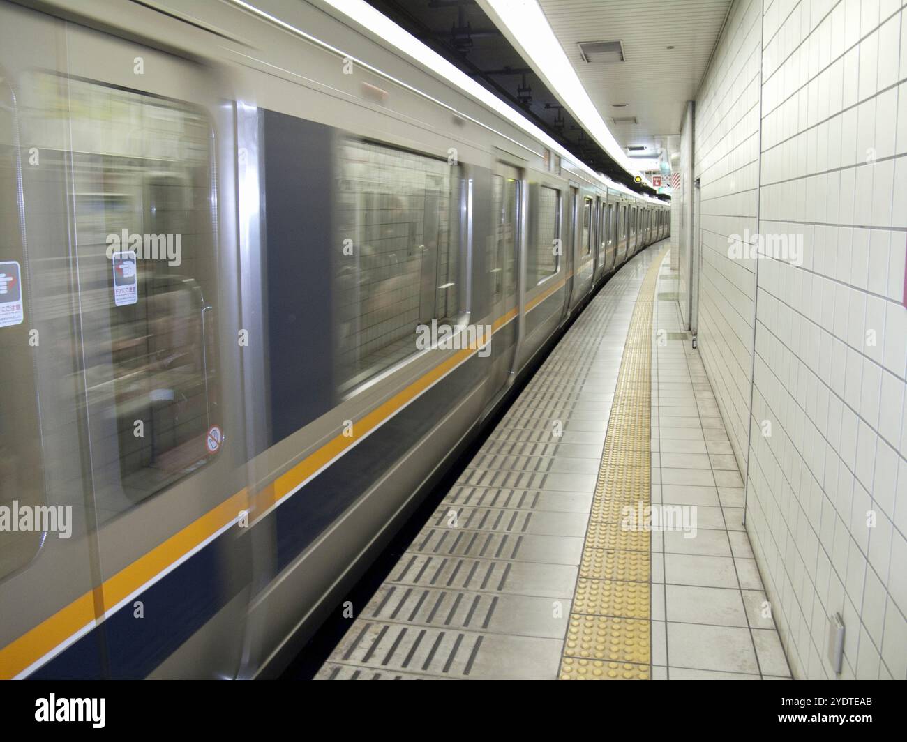 Commuter running to train hi-res stock photography and images - Alamy
