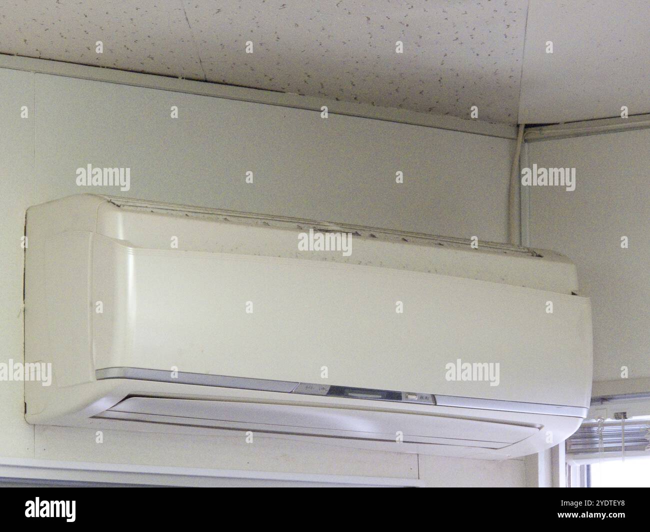 Old fashioned air conditioner hi-res stock photography and images - Alamy