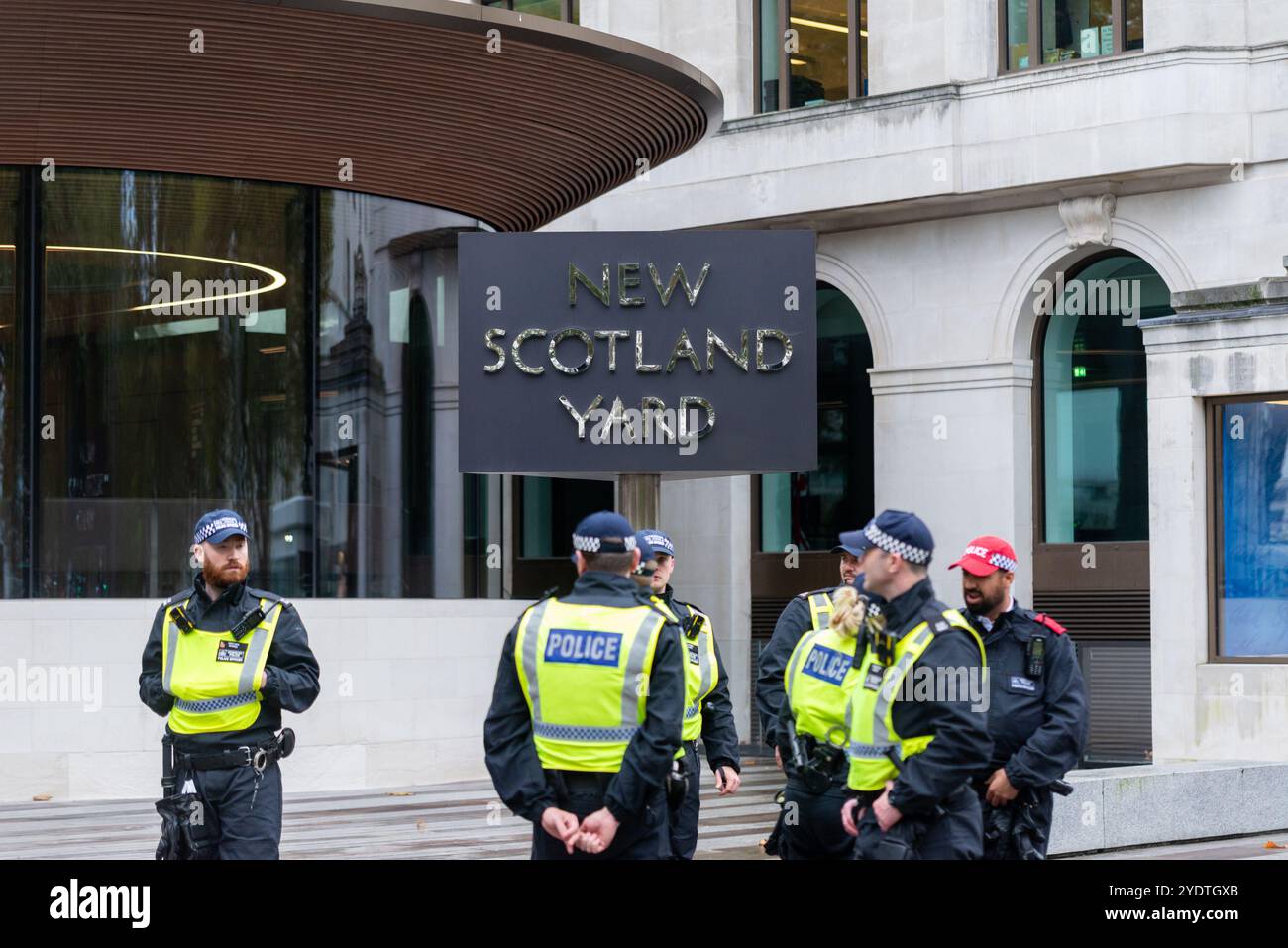 Police officers outside New Scotland Yard Metropolitan Police HQ on a ...