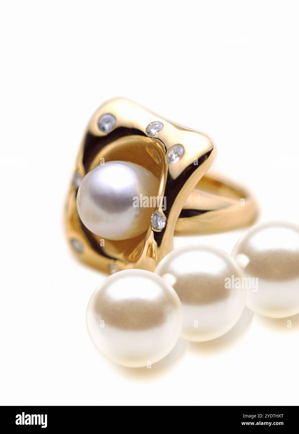 Metal pearl jewellery hi-res stock photography and images - Alamy
