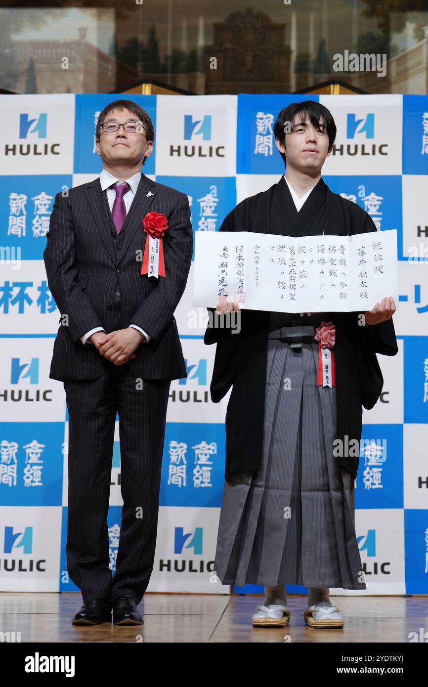 Japanese Shogi player Sota Fujii (R) attends the Kisei title ...