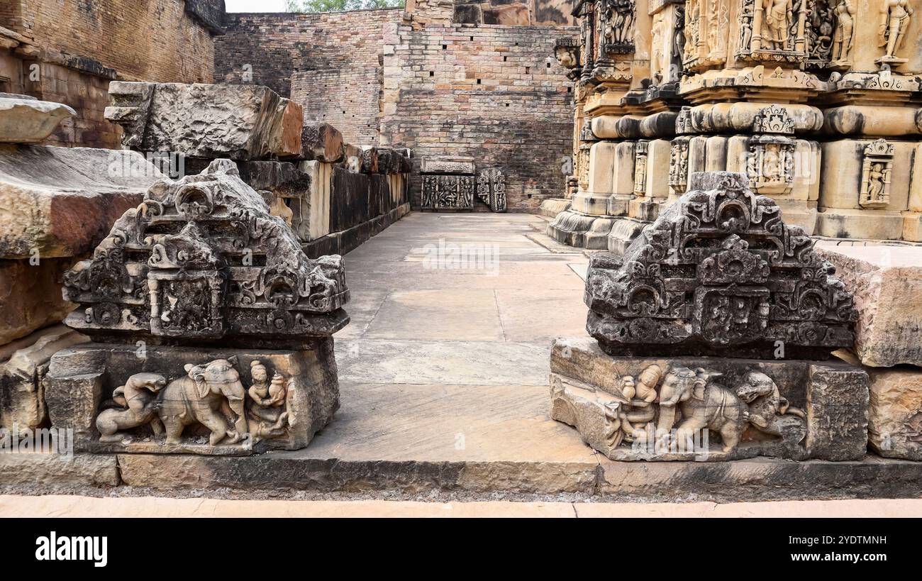 Yali carvings hi-res stock photography and images - Alamy