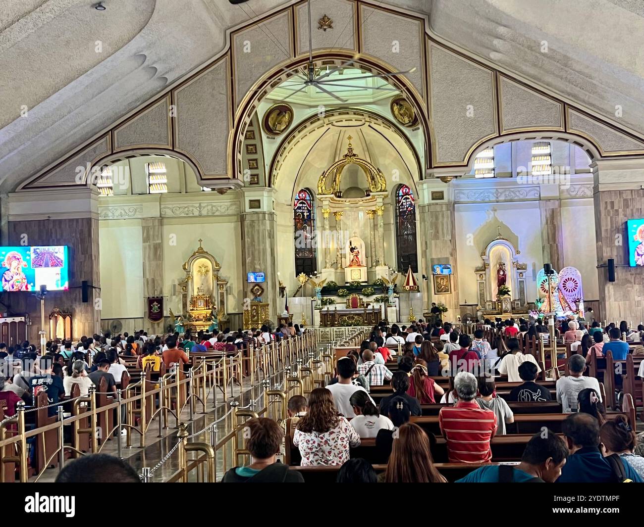 Manila, Philippines. 15th Oct, 2024. Worshippers pray in the Quiapo ...