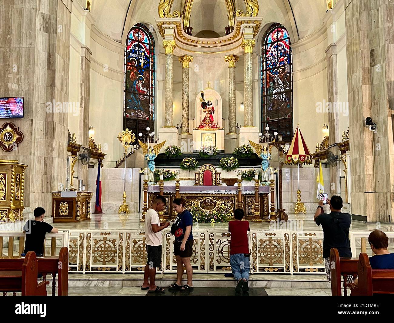 Manila, Philippines. 15th Oct, 2024. Believers pray in front of the ...