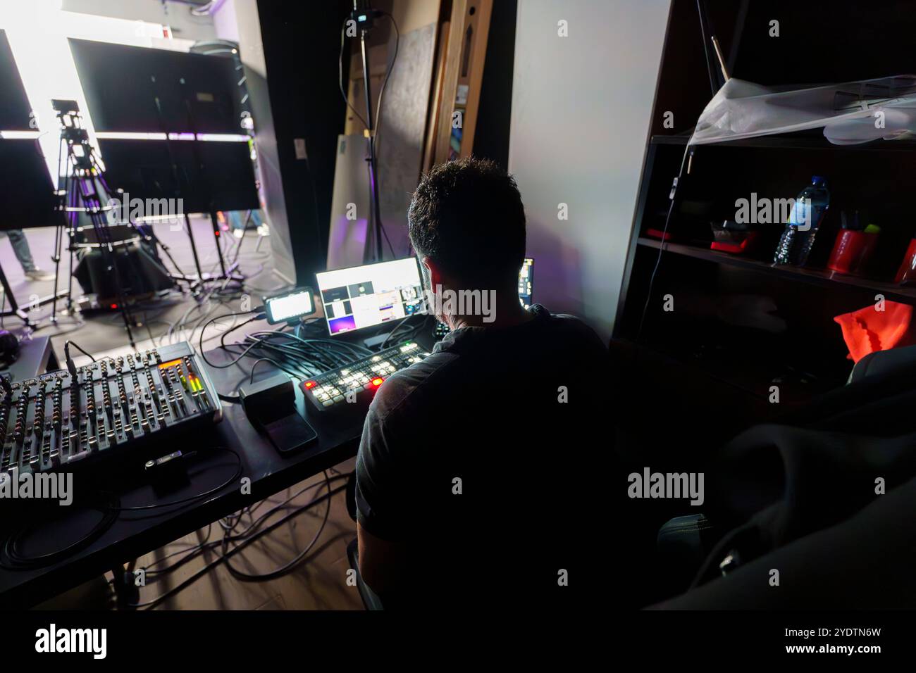 Broadcasting studio lighting hi-res stock photography and images - Alamy