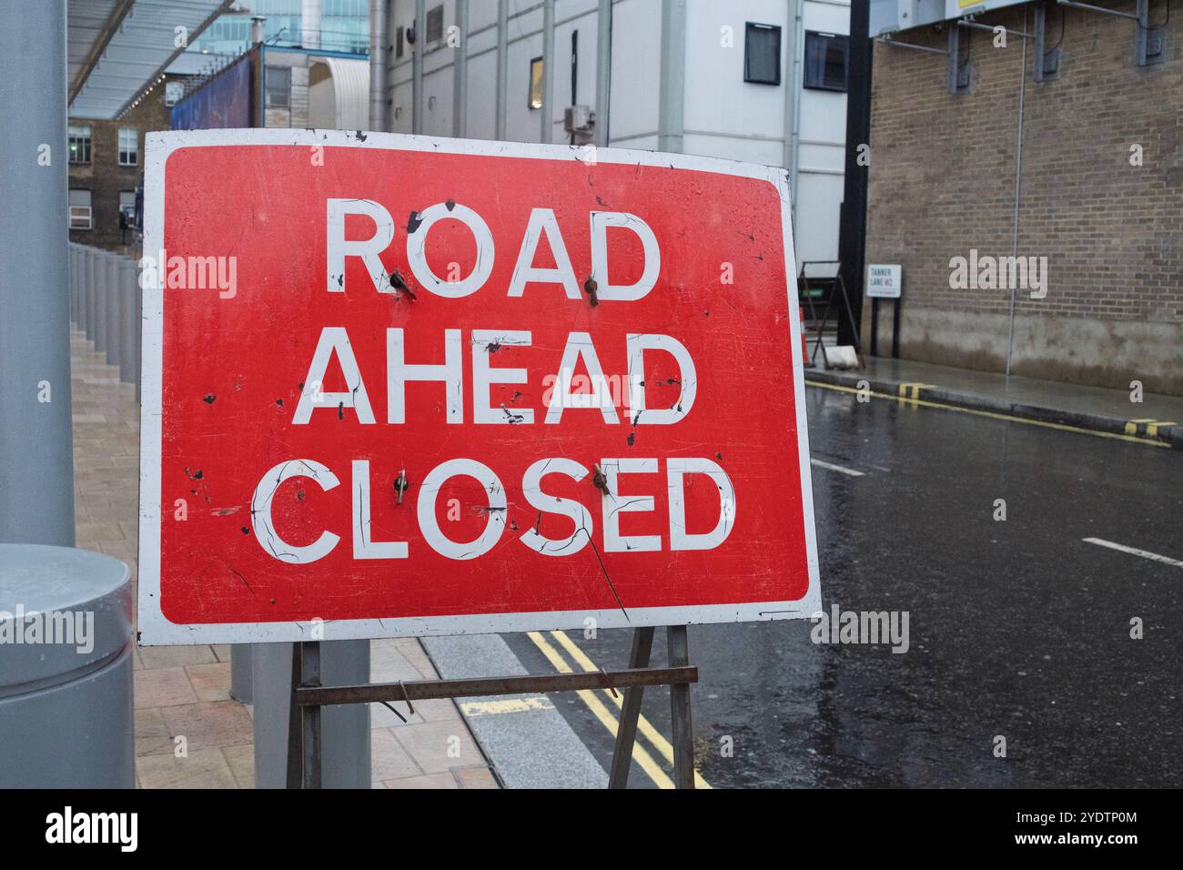 Ahead closed sign hi-res stock photography and images - Alamy