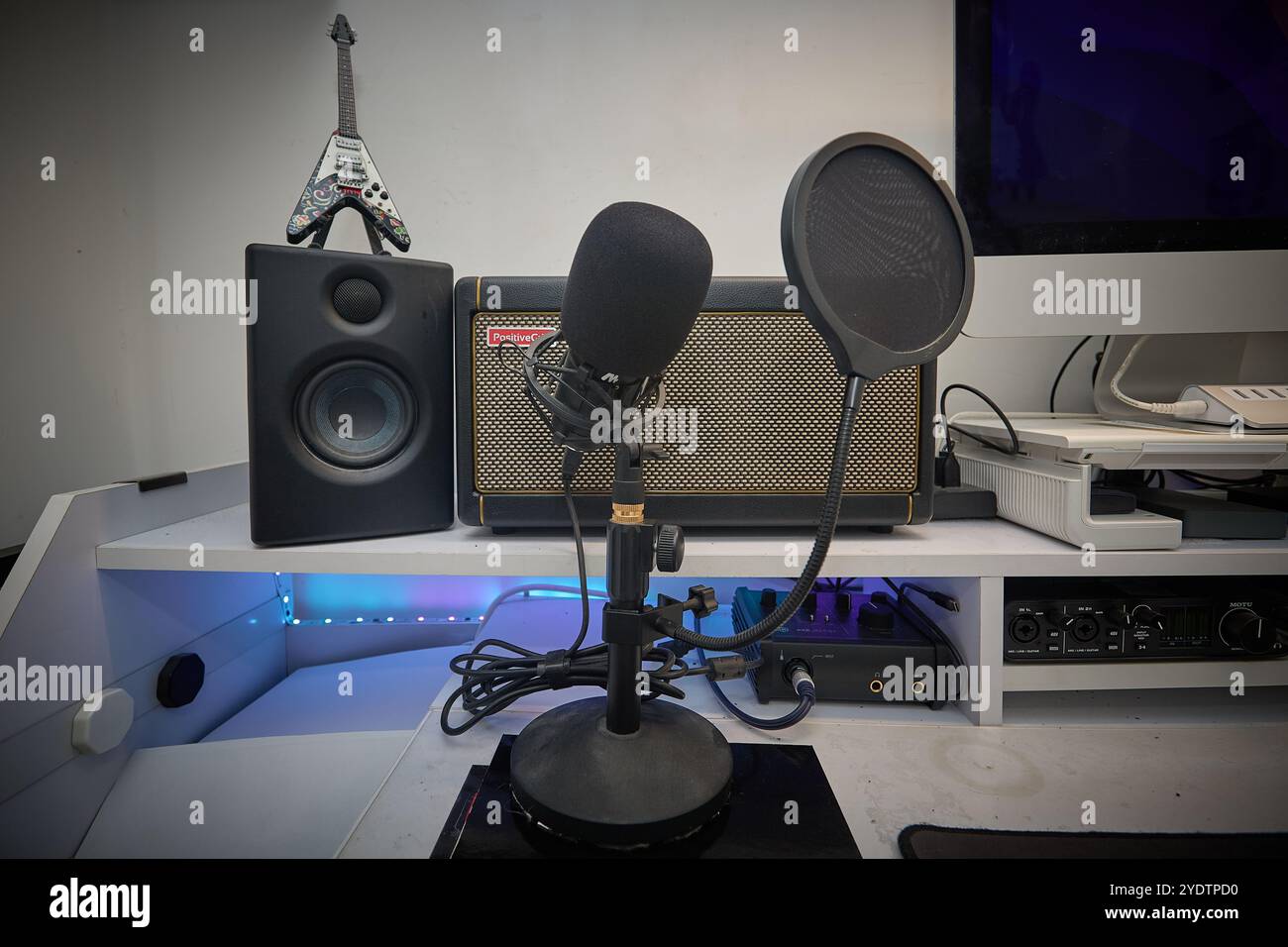 Microphone with pop filter hi-res stock photography and images - Alamy