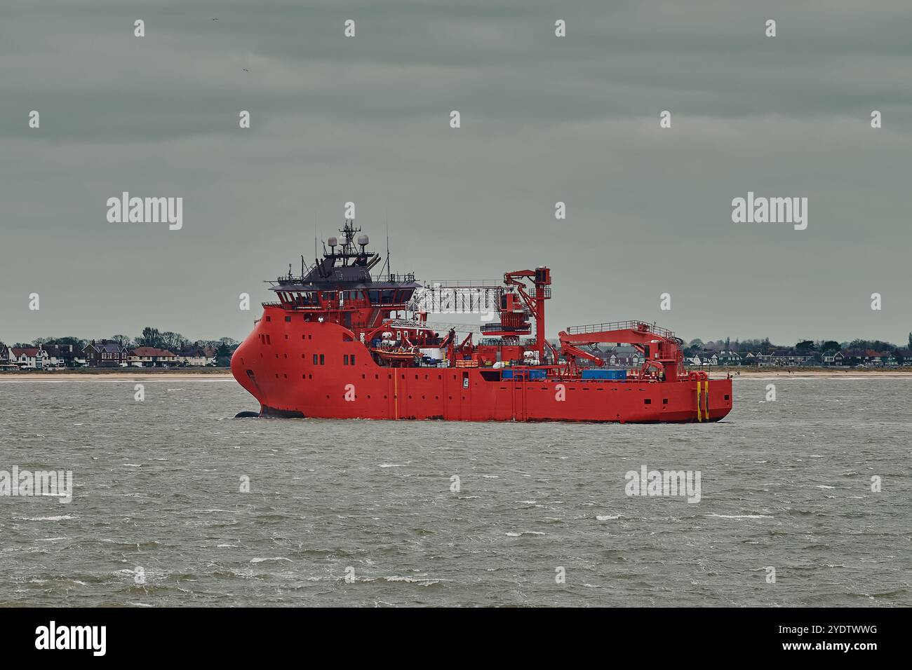 Offshore support vessel at oil rig hi-res stock photography and images ...