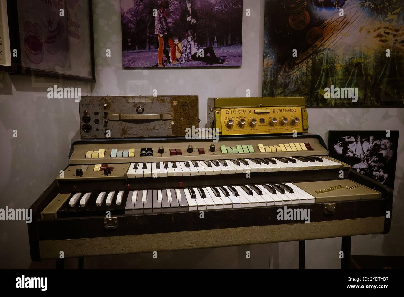 Vintage musical instruments hi-res stock photography and images - Alamy