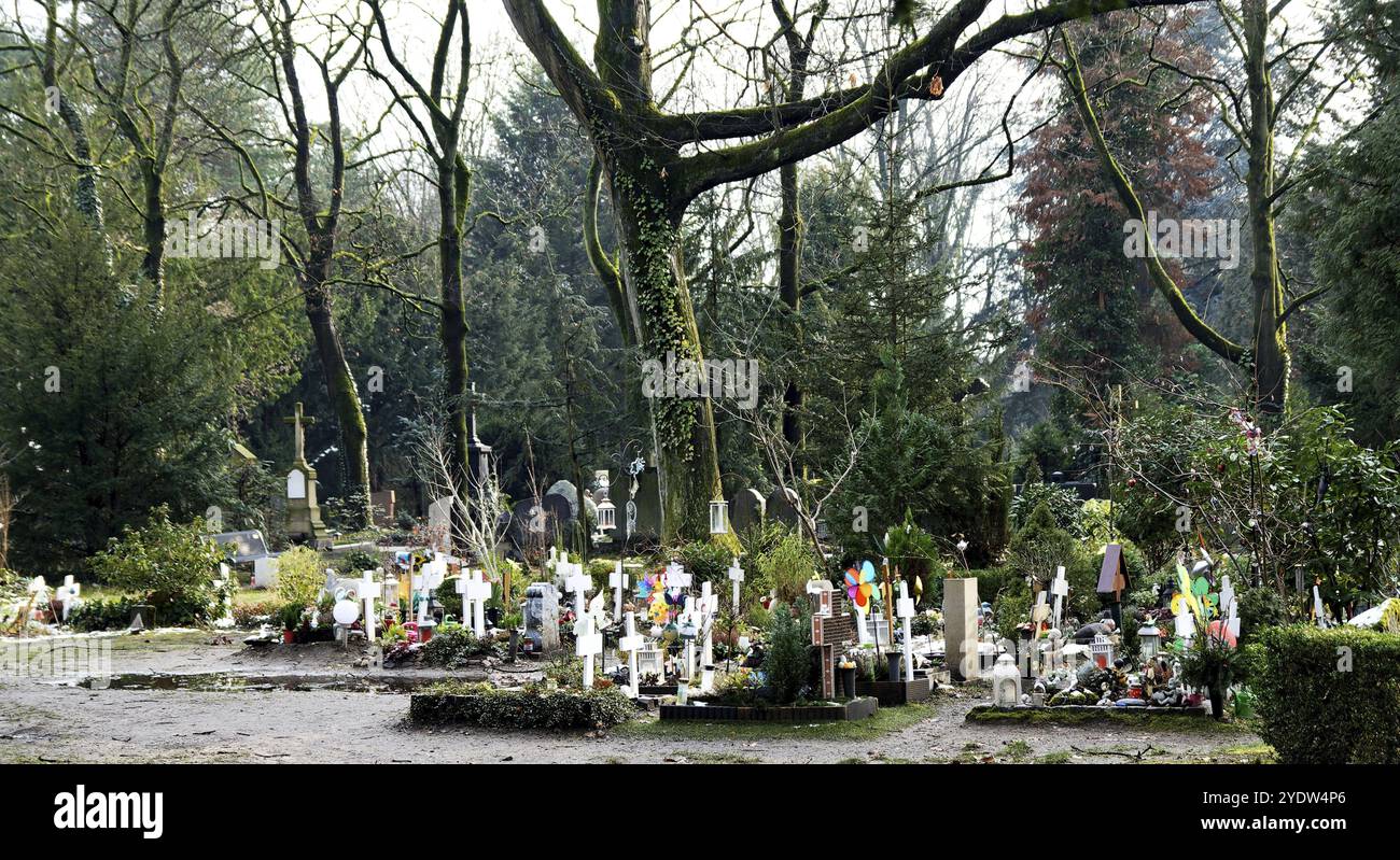 Childrens gravesite hi-res stock photography and images - Alamy