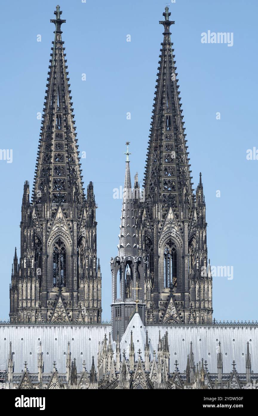 The three towers of Cologne Cathedral, the south tower, the crossing ...