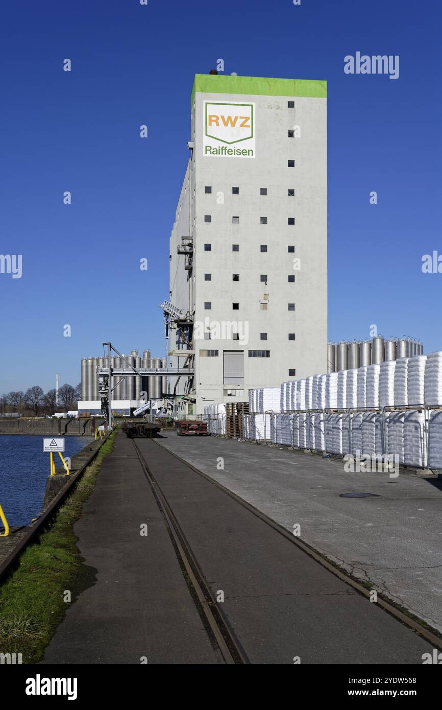 RWZ Raiffeisen grain silo in Cologne's Niehl harbour Stock Photo - Alamy