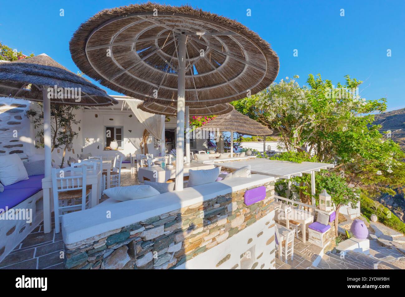 Shaded outdoor cafe seating hi-res stock photography and images - Alamy