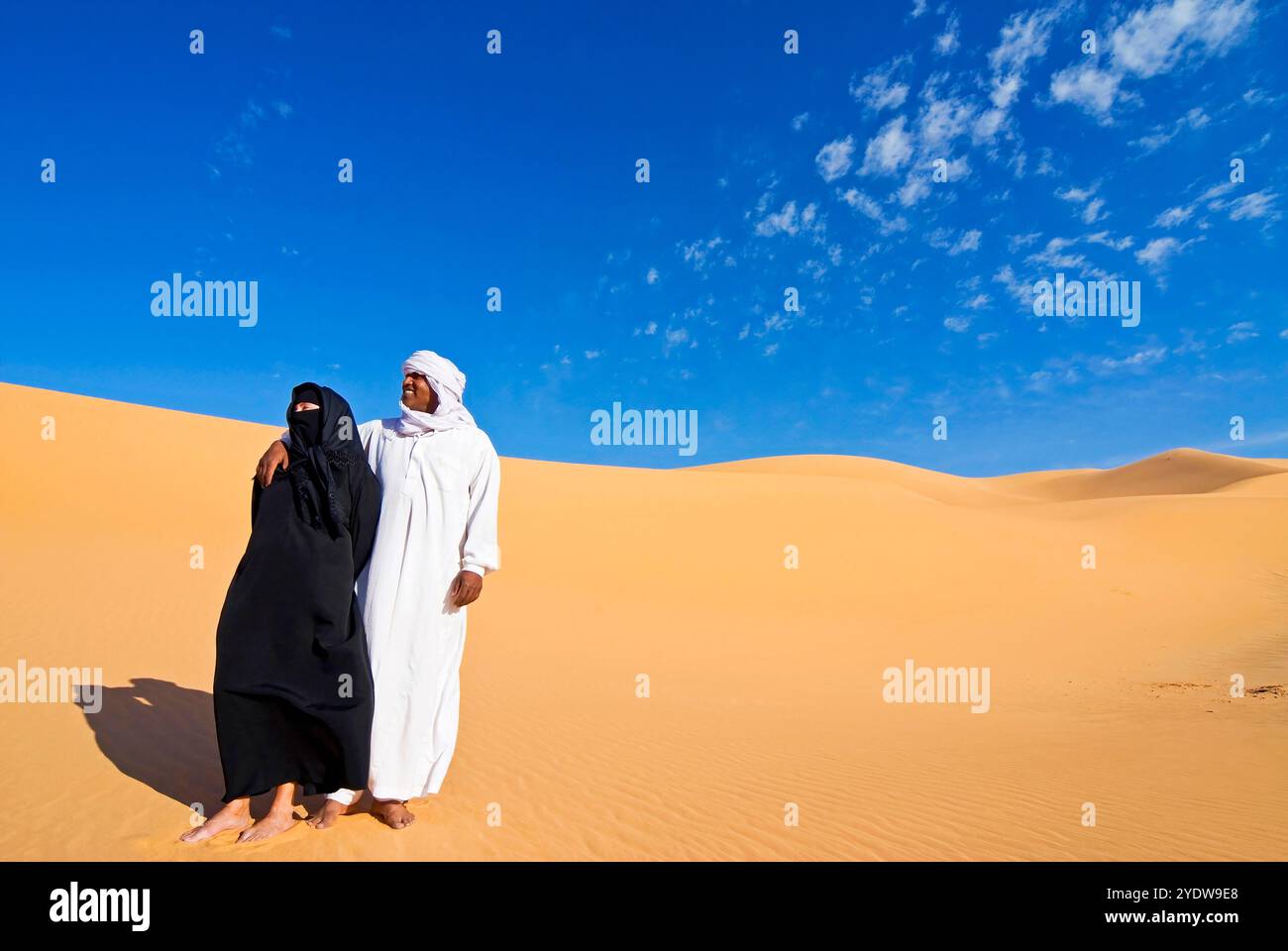 Arab couple in the desert, Erg Awbari, Sahara desert, Fezzan, Libya ...