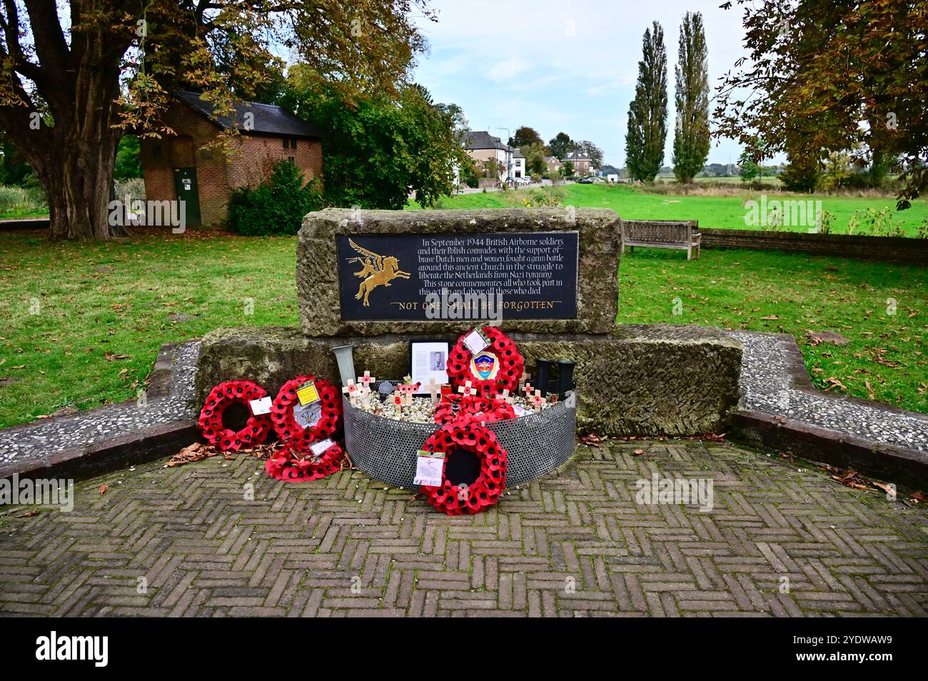 Memorial for British airborne soldier and their Polish comrades at the ...