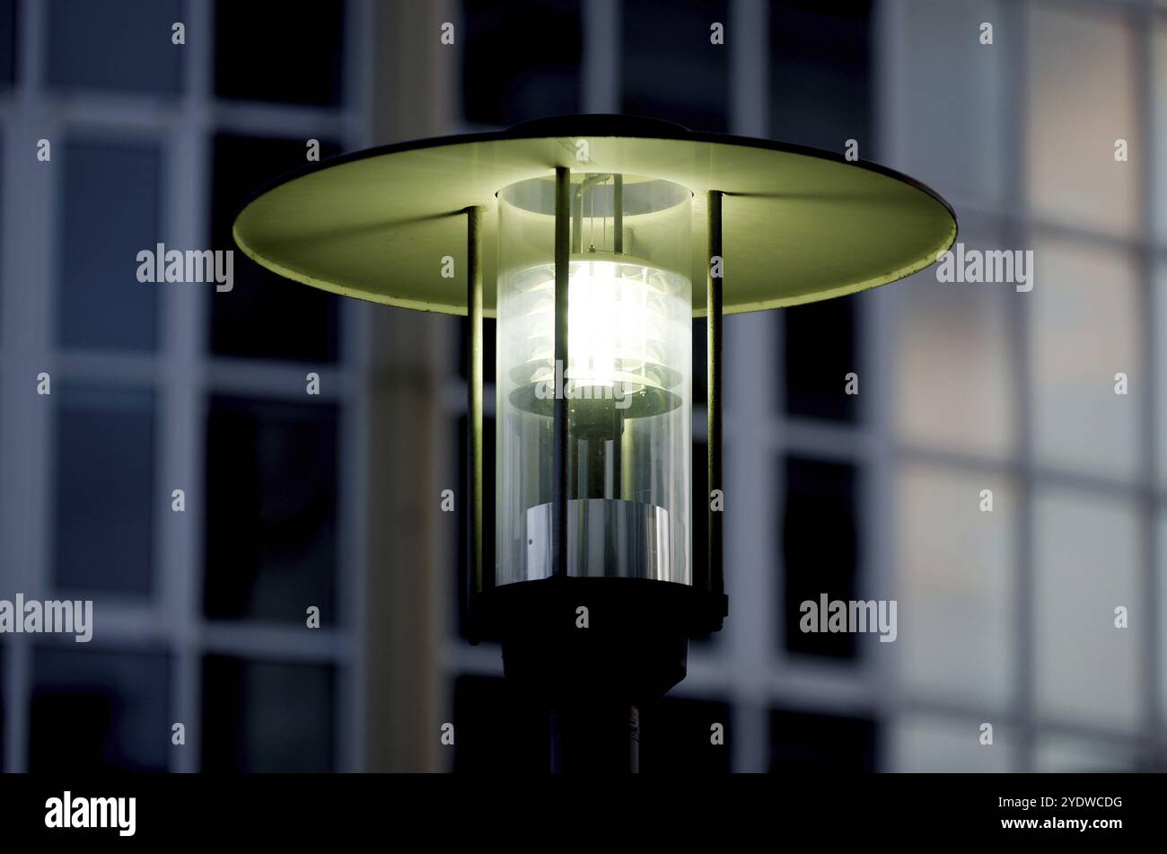 Ancient street light in front of a building Stock Photo - Alamy