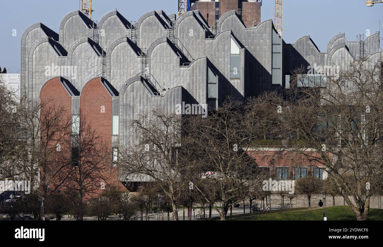 The wave-shaped building of the Museum Ludwig on the banks of the Rhine ...