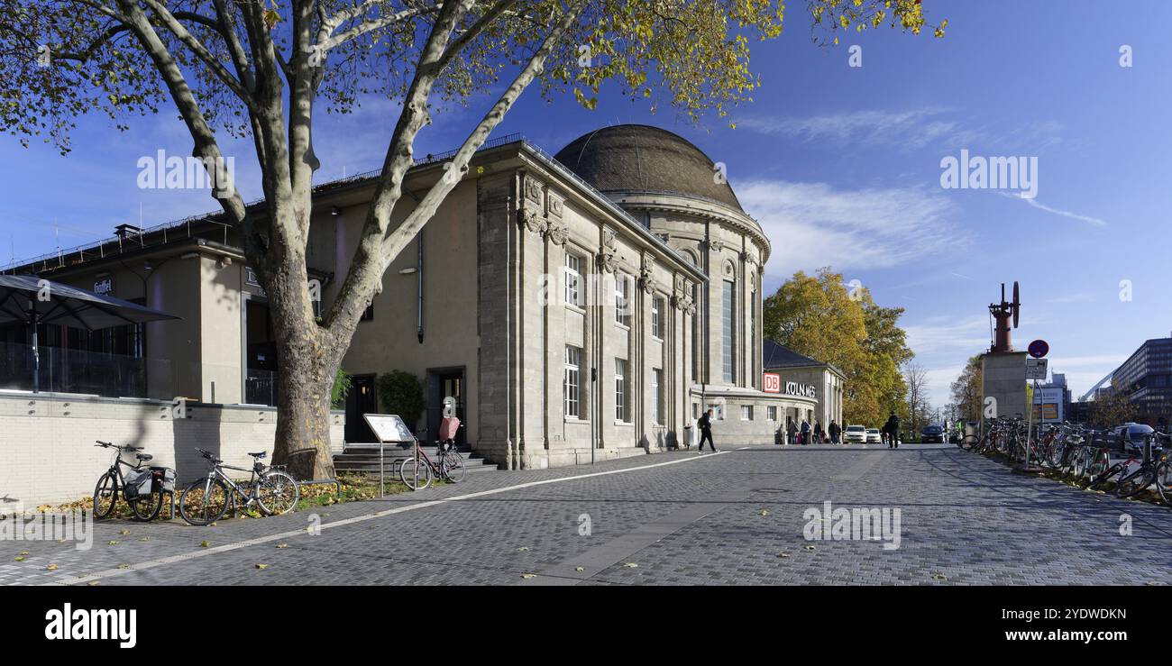 Messe/Deutz railway station in Cologne Stock Photo - Alamy