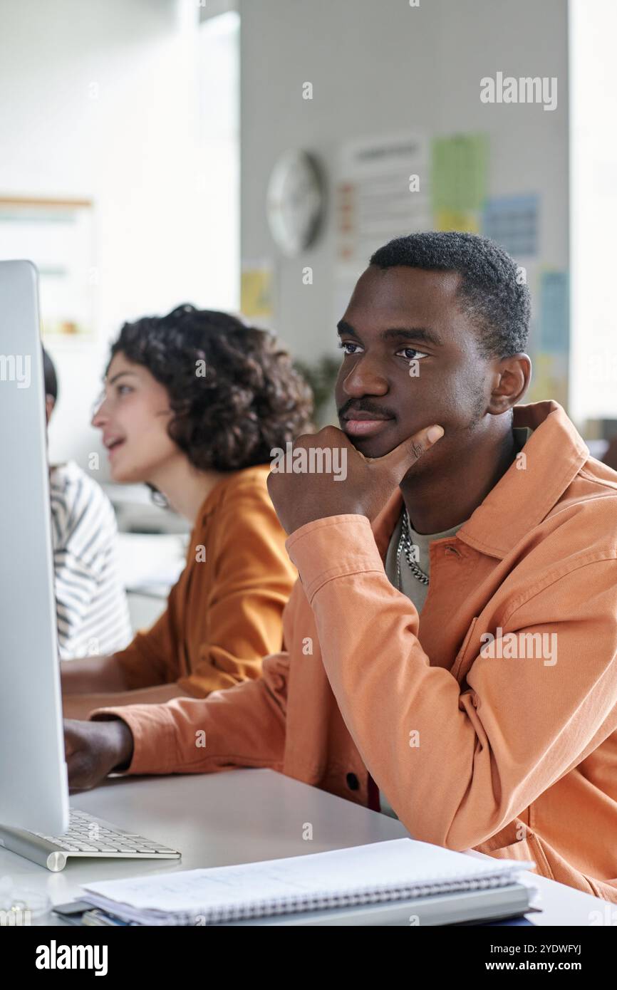 Woman in work setting hi-res stock photography and images - Alamy