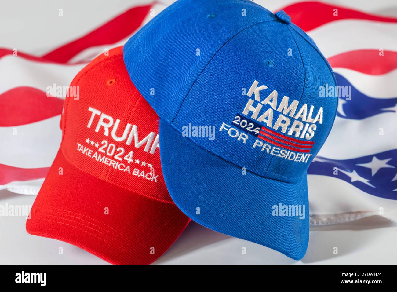 Basecaps Trump und Harris, Symbolfoto Kopf-an-Kopf-Rennen bei der US Präsidentenwahl, Fanartikel ...