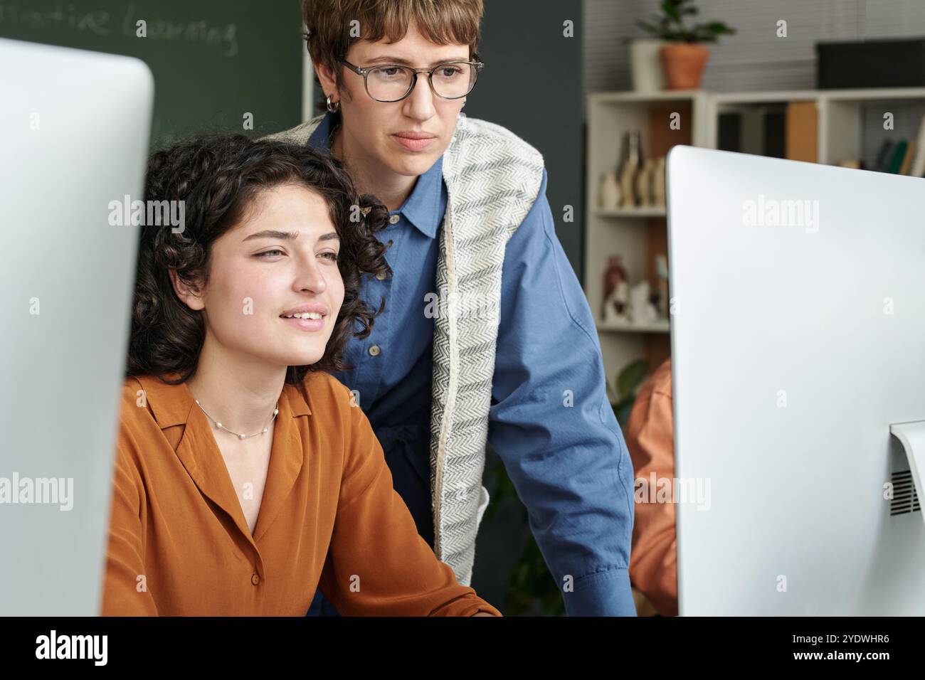 Collaborating on Computer Project in Modern Classroom Setting Stock Photo - Alamy