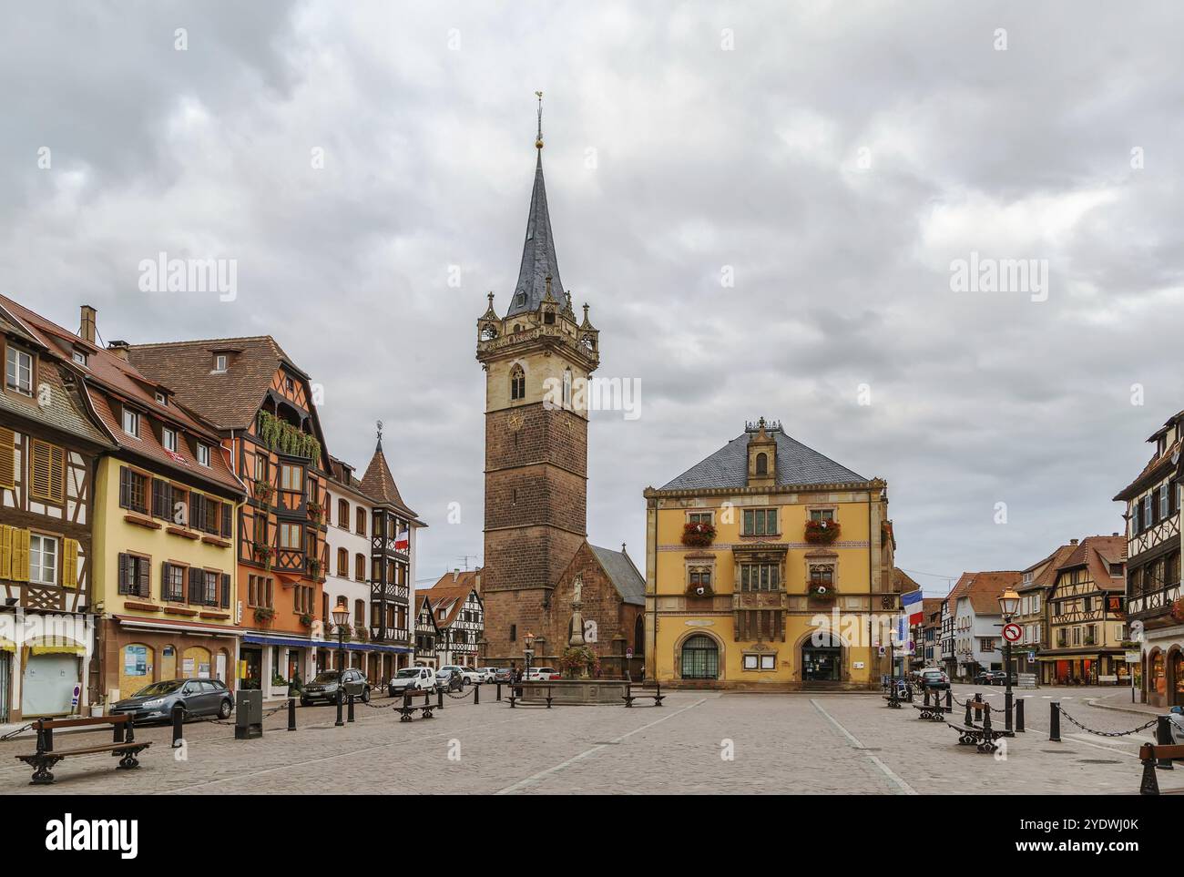 View of main square in Obernai with Kapellturm tower and town hall ...