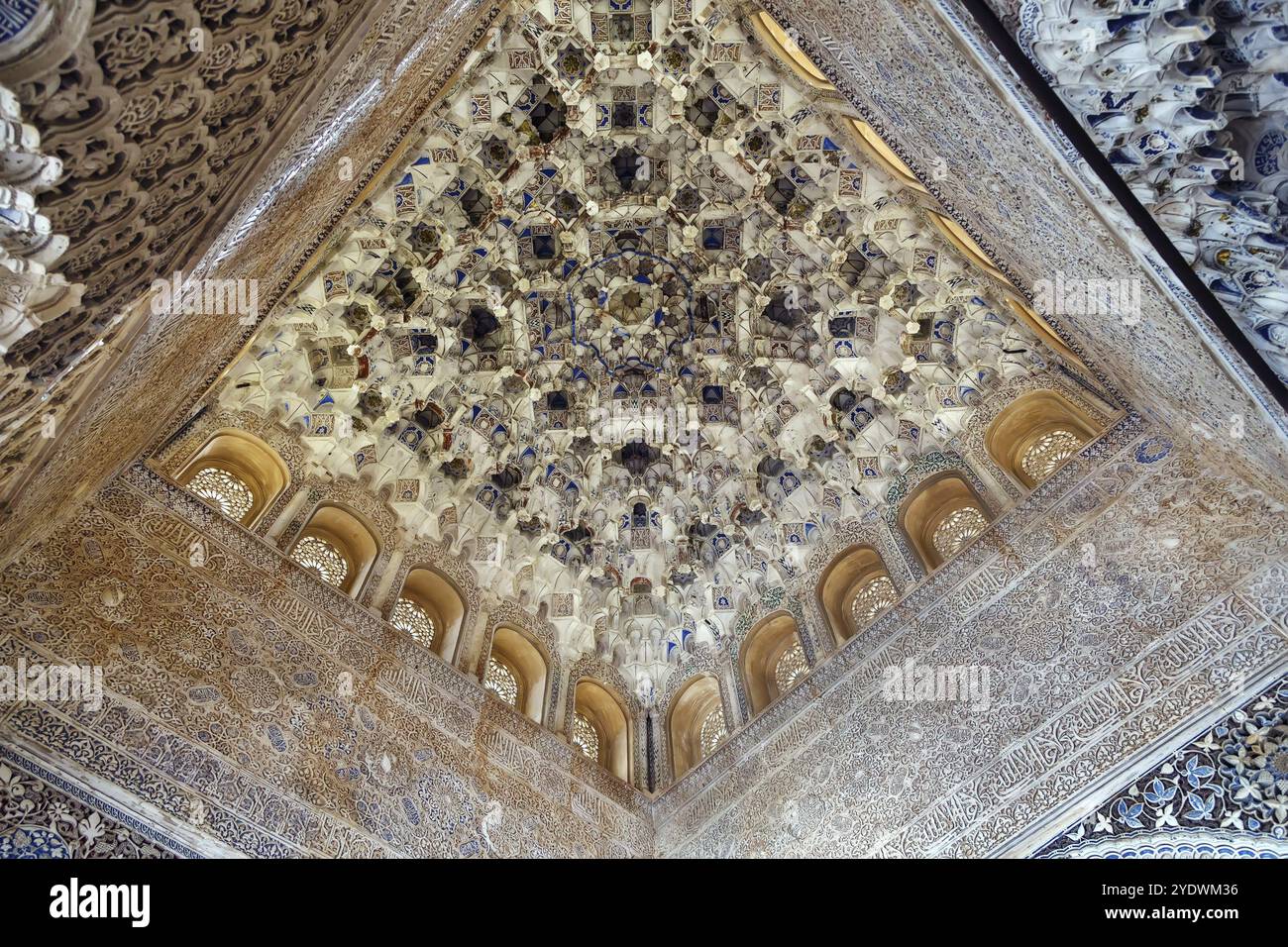 Ceiling with muqarnas (stalactite ceiling decorations) in Alhambra ...