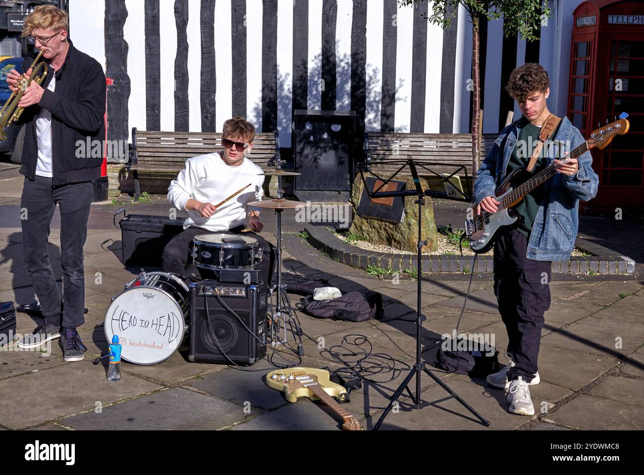 Young buskers hi-res stock photography and images - Alamy